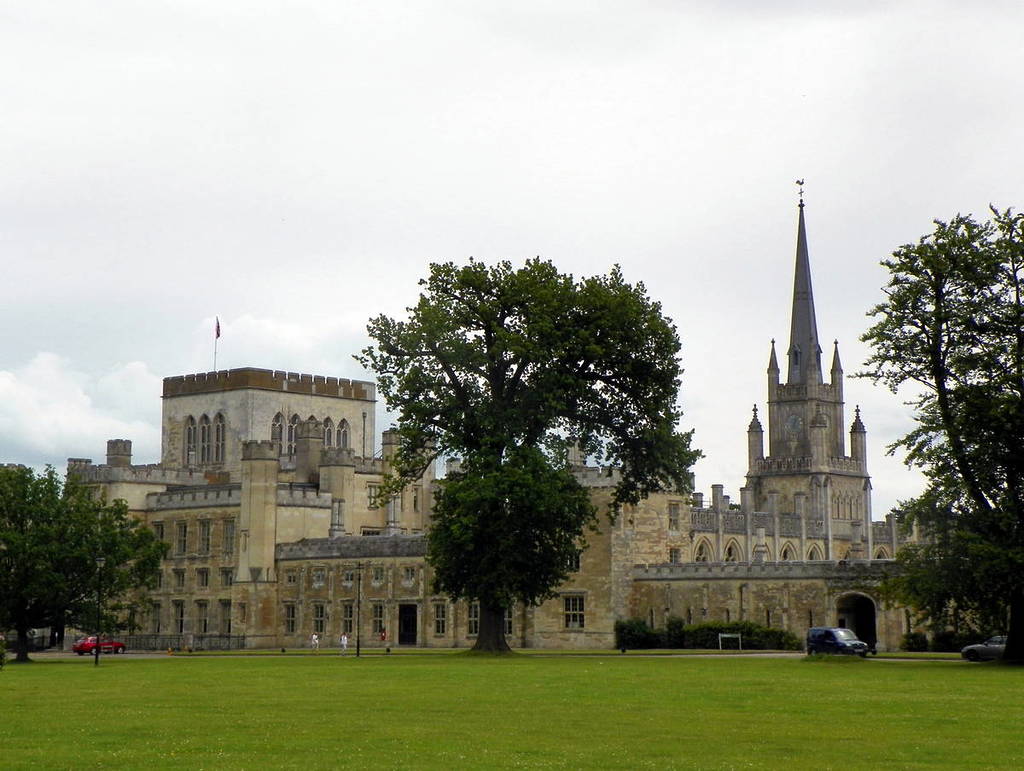 This Gorgeous Country Estate Near London Is Home To Free-Roaming Deer ...