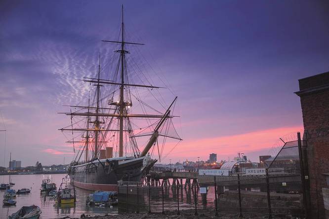 Visite um museu subaquático e navios de guerra históricos no Portsmouth ...