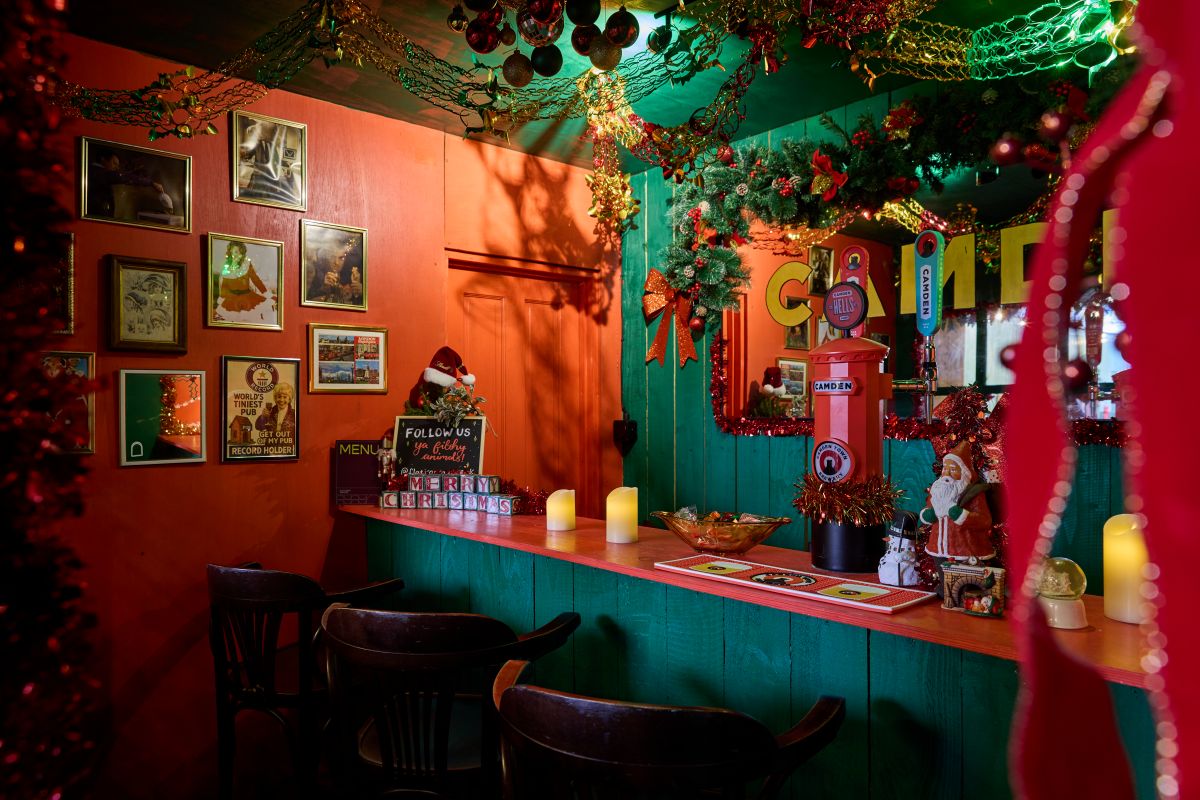 The World's Smallest Pub Has Just Opened In London - And It's So Tiny ...