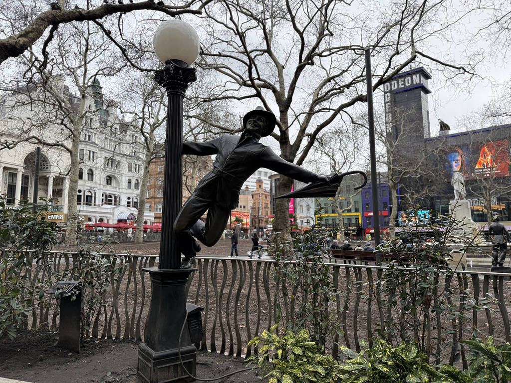 Il y a un parcours de statues sur le thème du cinéma au centre de ...
