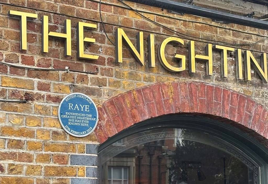 RAYE wurde in London mit einer blauen Gedenktafel geehrt – diese Ecke ...