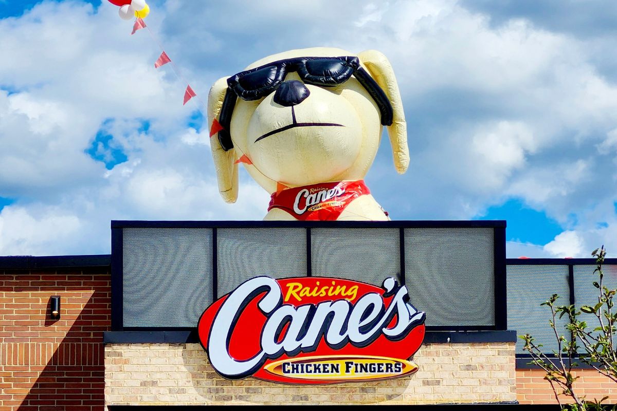 Raising Cane’s acaba de abrir su local número 1000, justo en el corazón ...