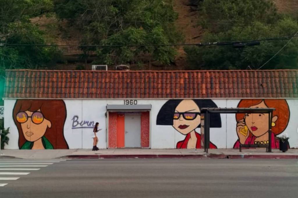 Dieses neue Straßenwandbild erweckt die MTV-Serie „Daria“ aus den 90ern ...