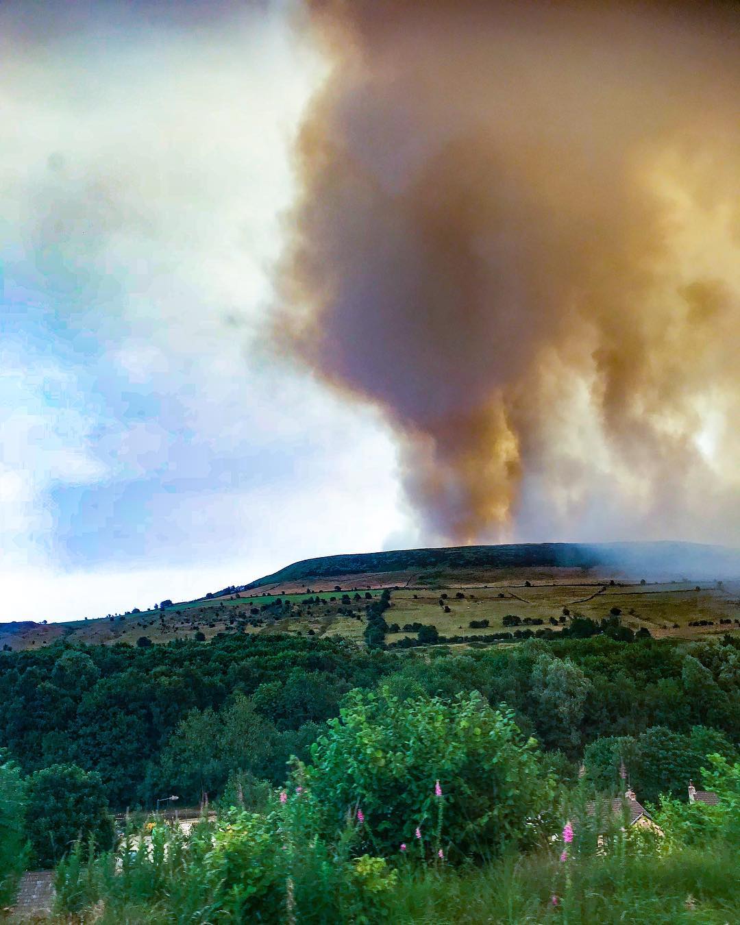 Saddleworth Moor Fire: Photos + Latest News As Soldiers Deployed To ...