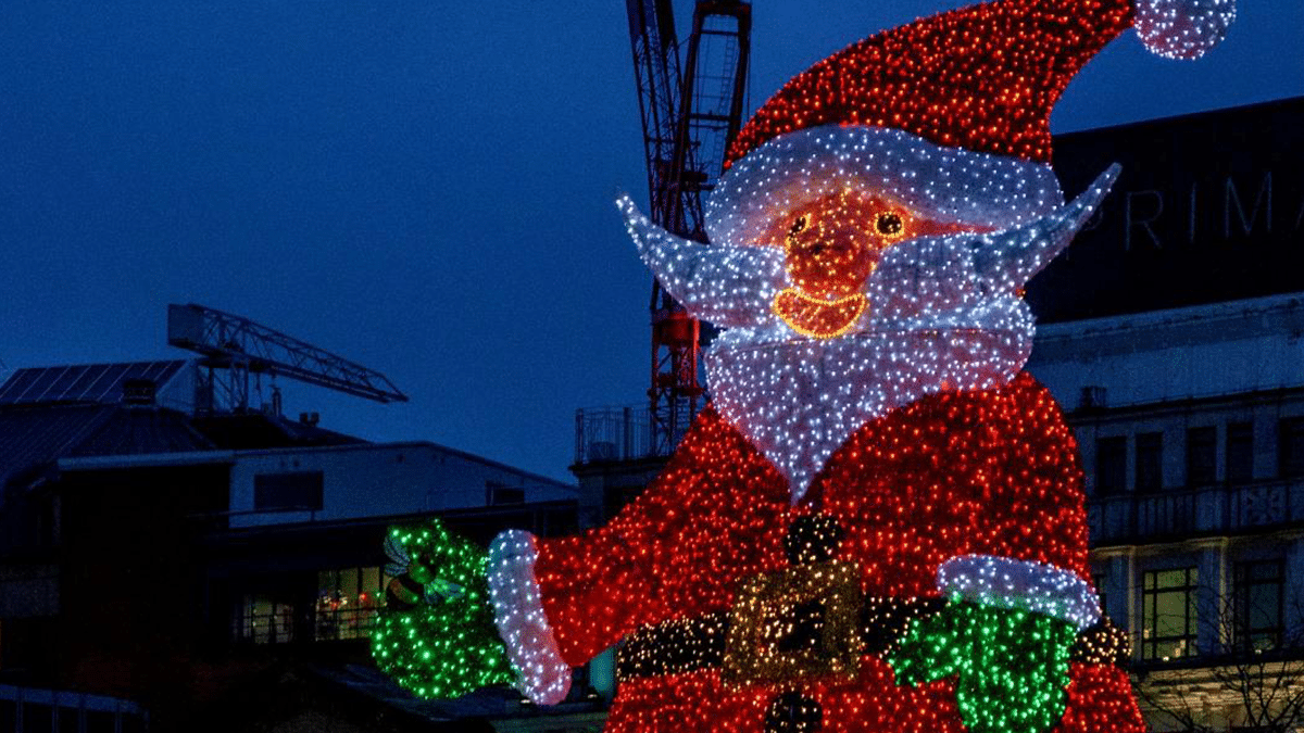 Manchester's Giant Santa Has Arrived - And He Officially Has A Brand ...