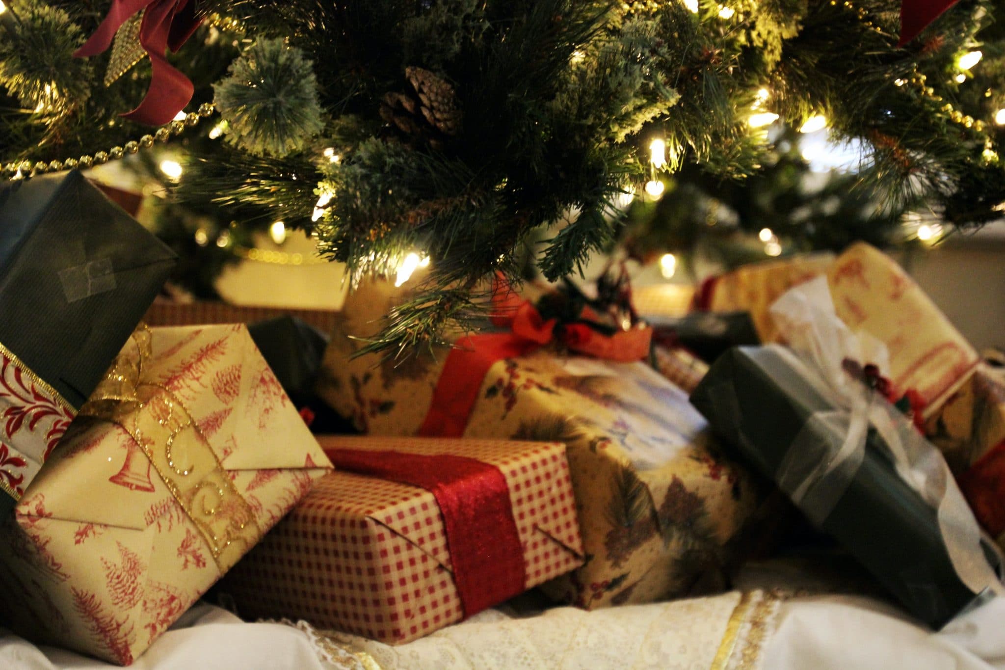 The 11 Inevitable Stages Everyone Faces On Christmas Day - From Present ...