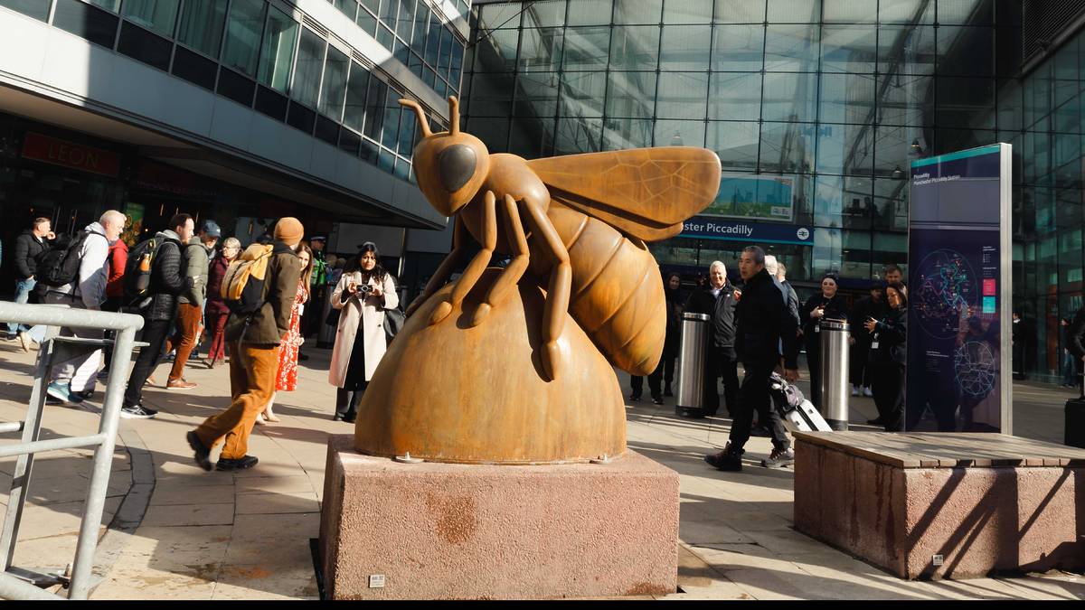 New, Light-Up Sculpture Appears At Manchester Piccadilly Station