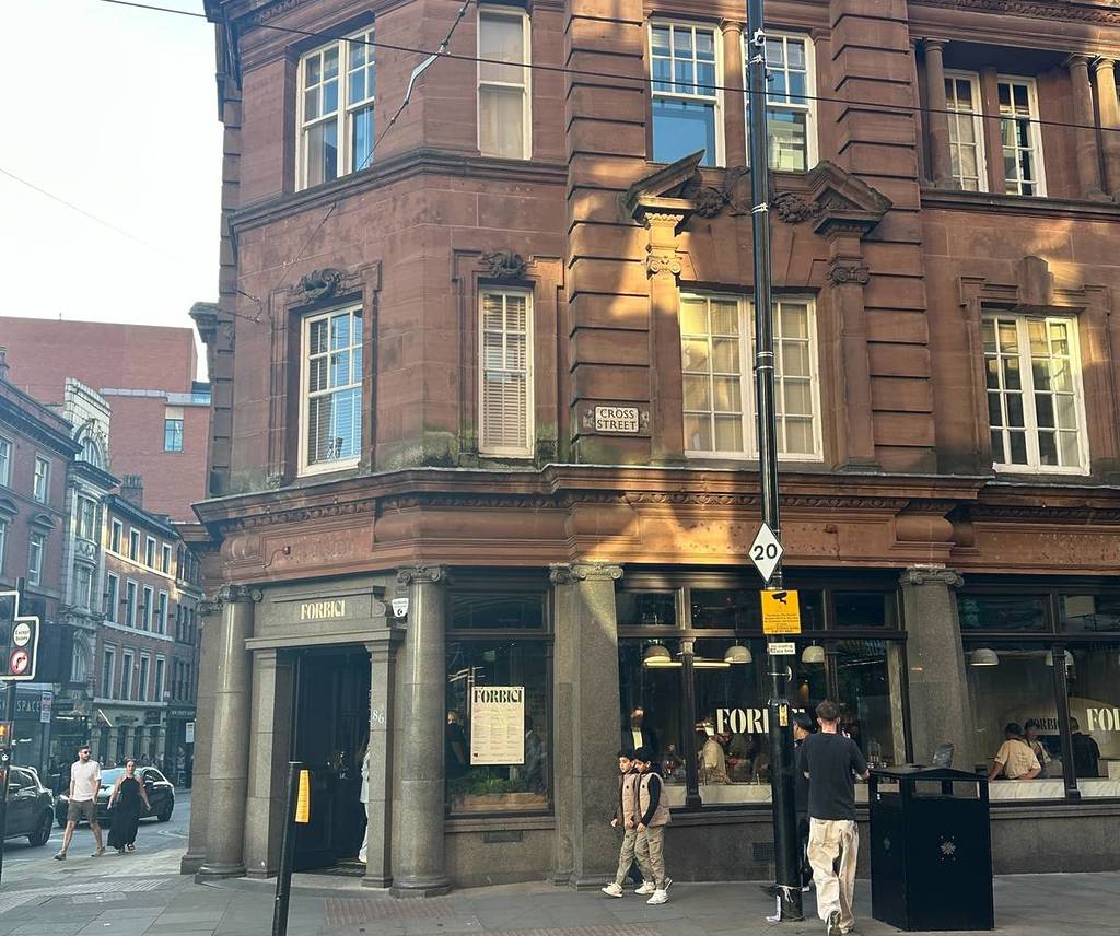 Cut Pizza With Scissors At New Manchester Pizzeria Forbici