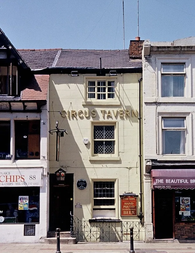 Europe’s Smallest Pub Known For Housing Clowns & Trapeze Artists Dates ...