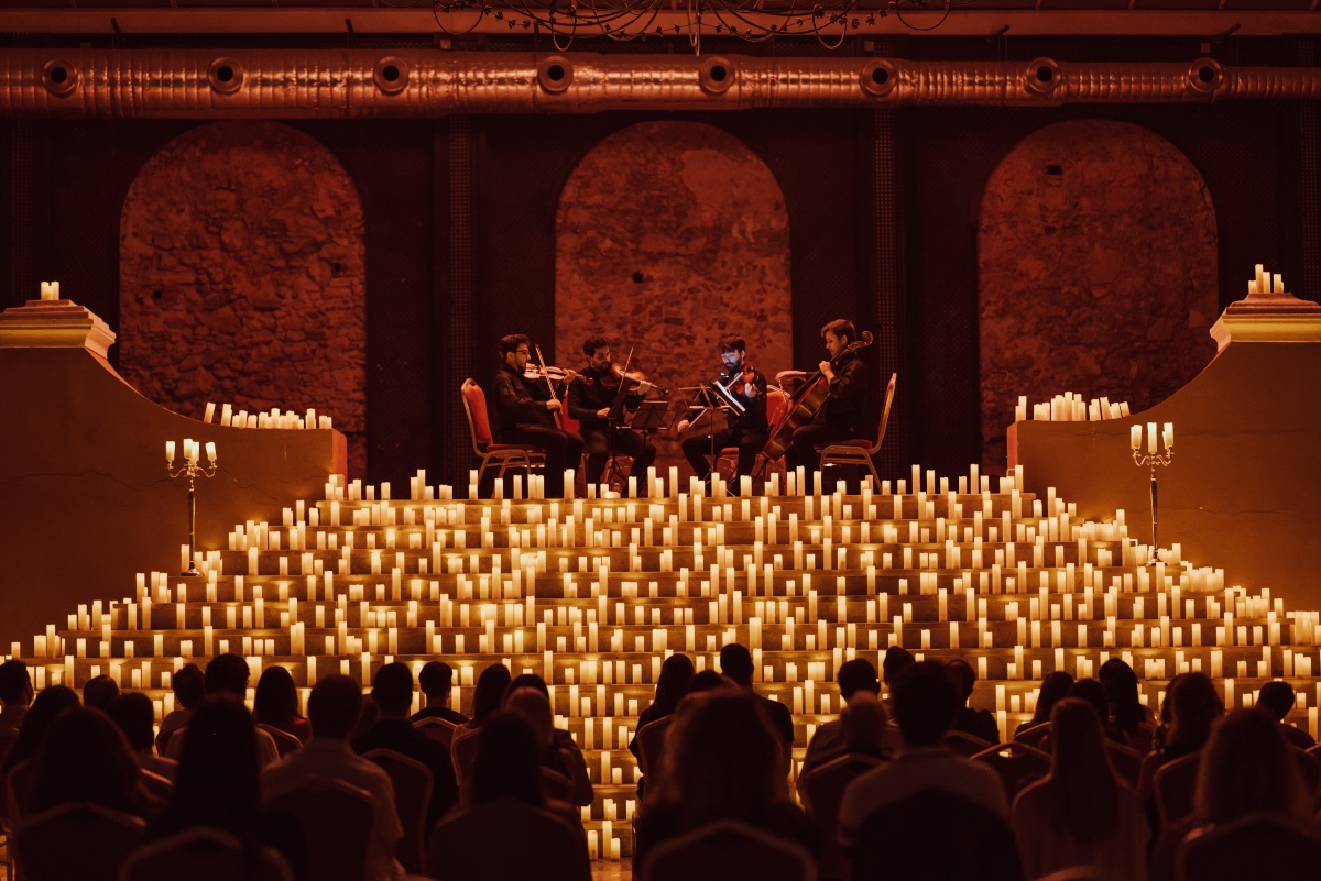 Candlelight Pays Tribute To Taylor Swift In El Paso