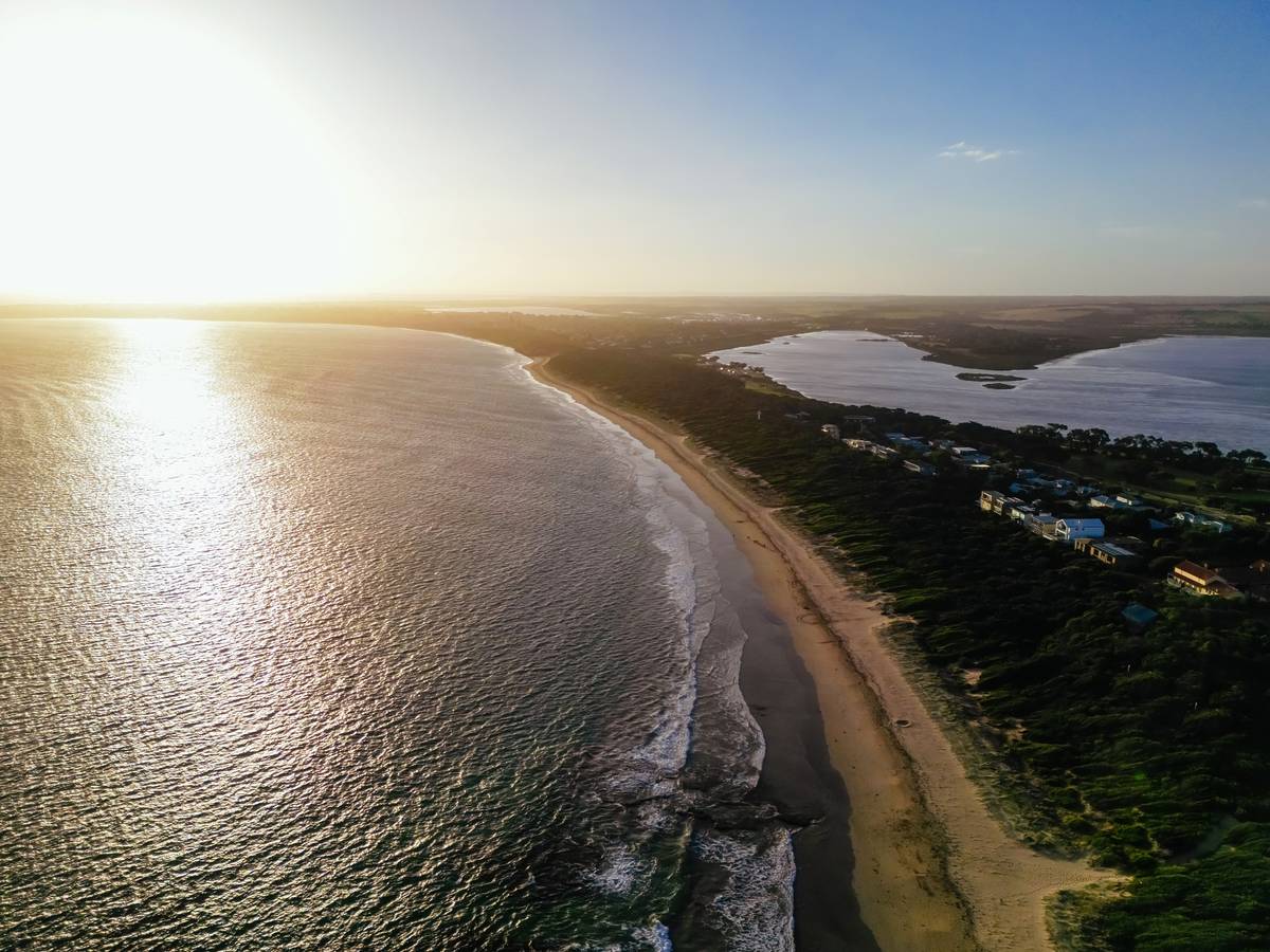 This Little-Known Beach 90 Minutes Away From Melbourne Has The Cleanest ...