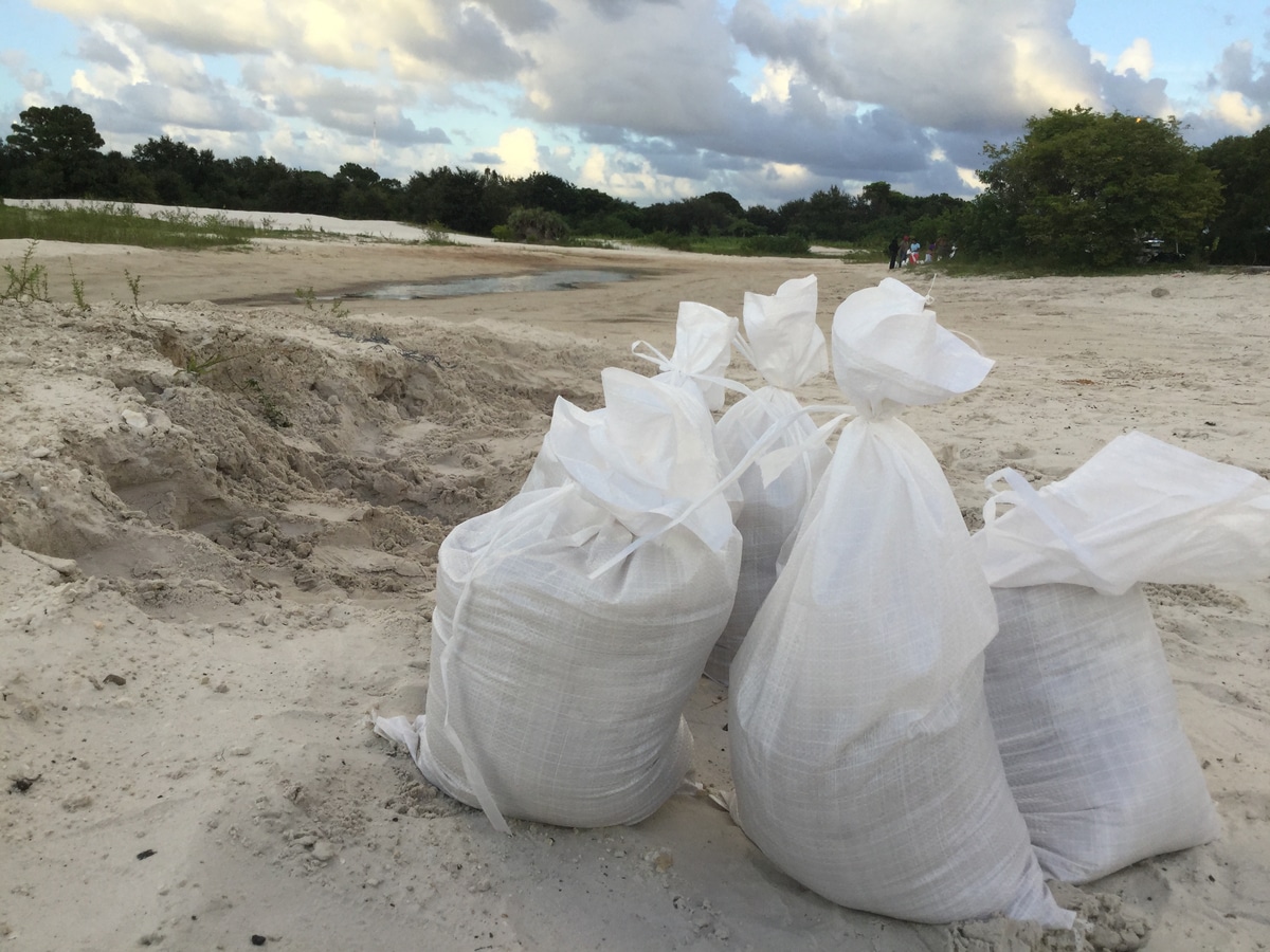 Dónde Conseguir Sacos De Arena Antes Del Huracán Milton En El Sur De FL