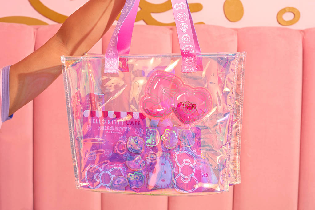 Catch The Adorable Hello Kitty Cafe Truck In Miami This New Year