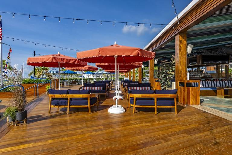 6 Beautiful Miami Beach Bars For Delicious Drinks & Ocean Views