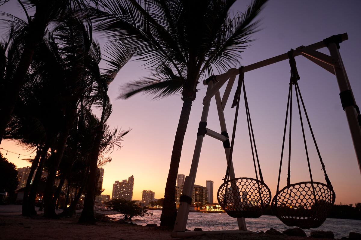 6 Beautiful Miami Beach Bars For Delicious Drinks & Ocean Views