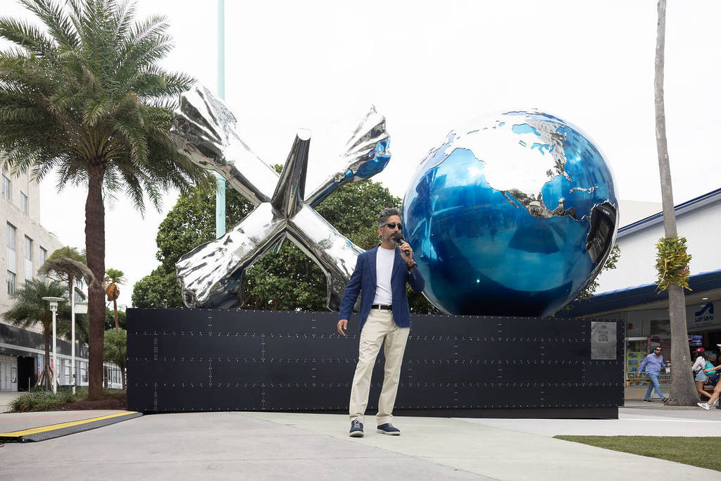 These 2 Sculptures Have Popped Up In Lincoln Road For Art Week