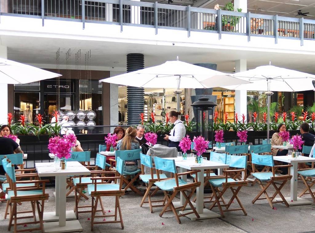 Este encantador café de Miami se renueva en azul tiffany