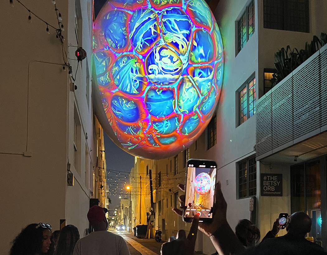 O ovo flutuante gigante de South Beach está sendo iluminado com arte ...