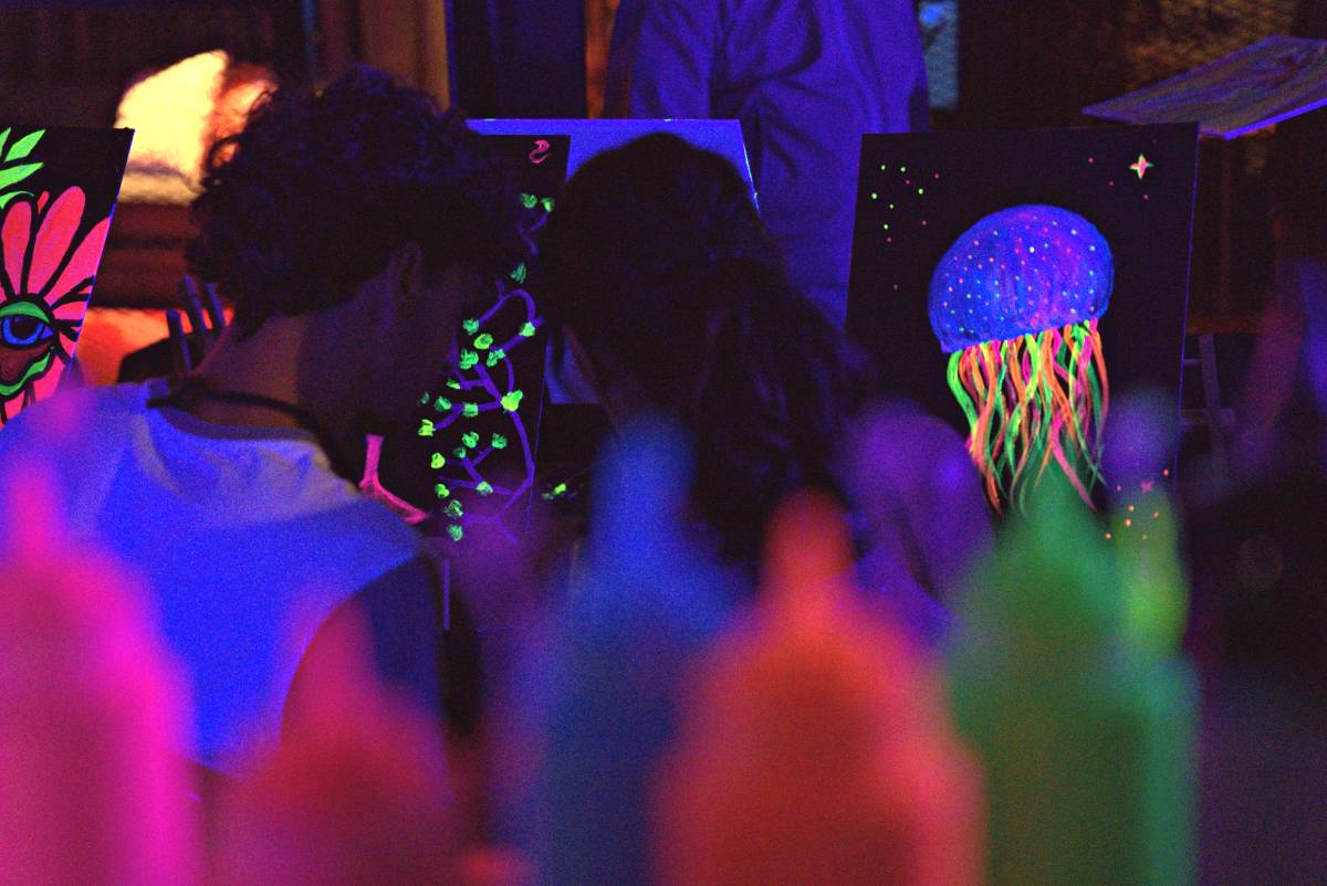 Neon Brush Minneapolis: A Glowing Paint And Sip Event