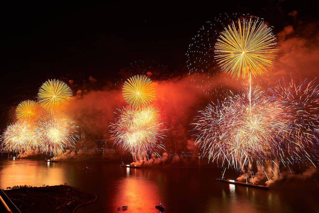 NYC is giving away 100,000 tickets to prime viewing areas for Macy’s ...