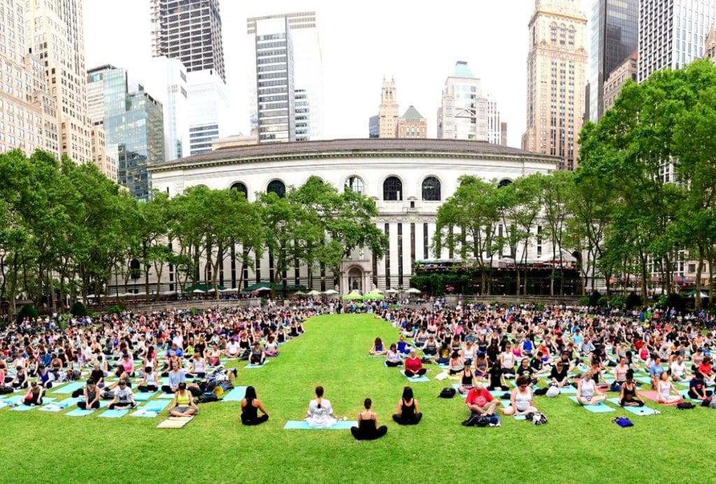 Bryant Park trapt zijn gratis skyline-yogaserie af met een grootse ...