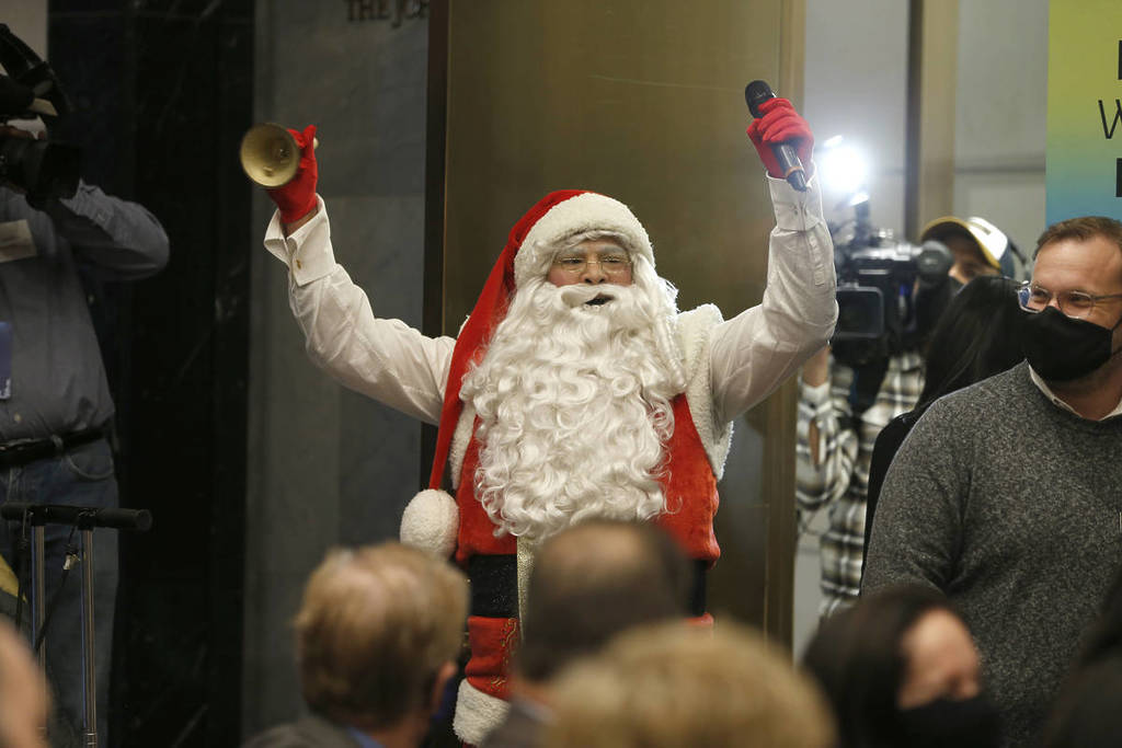 16 Places To See Santa In NYC In 2025