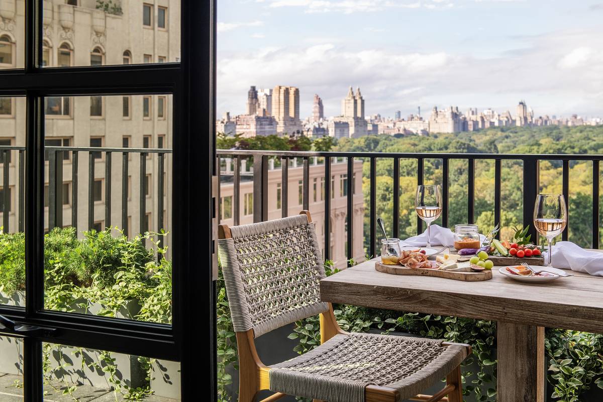 The Best NYC Hotels Near The Macy's Thanksgiving Day Parade