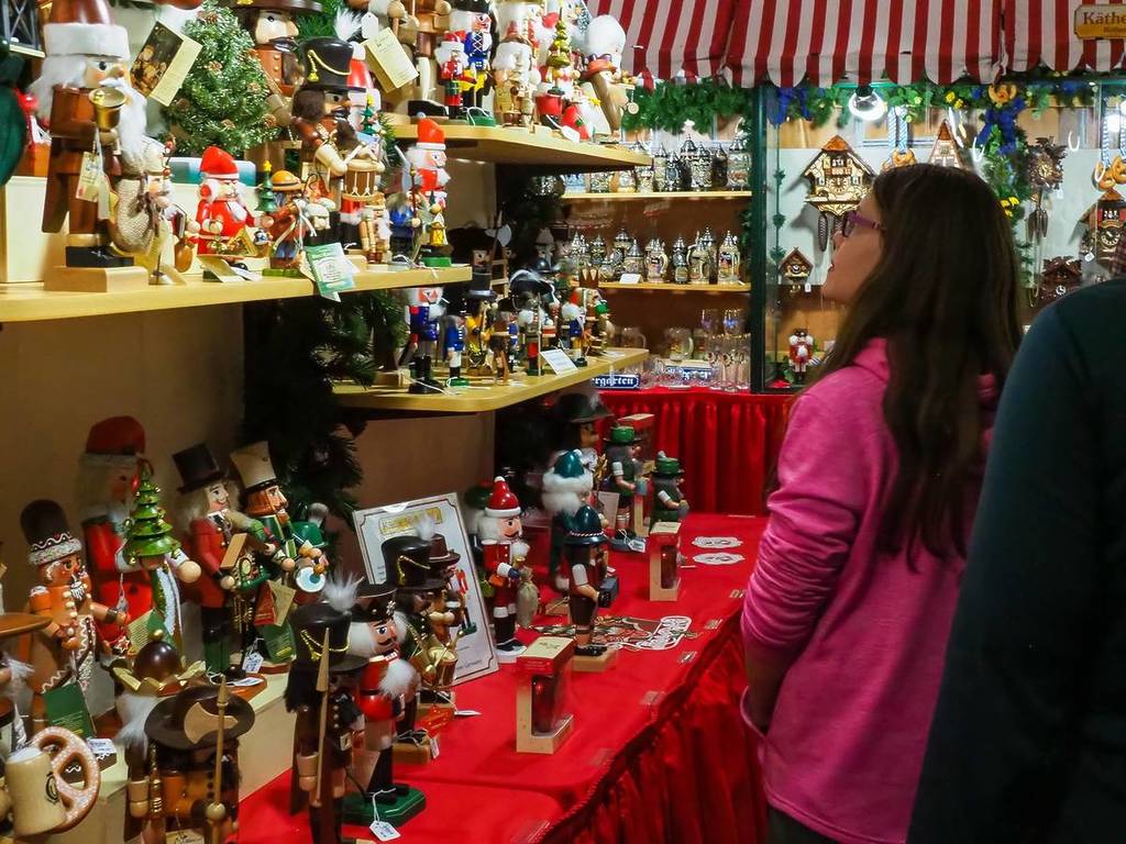 This 10-Acre Christmas Market, Roughly The Size Of 3 City Blocks ...