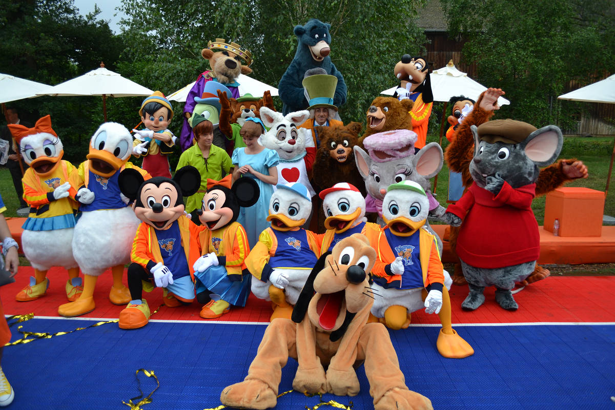 Mickey Mouse joins the Knicks Christmas game, watch from home
