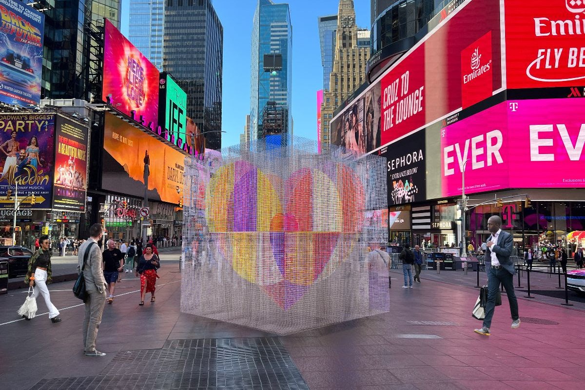 Een 3D metalen hart siert Times Square deze Valentijnsdag