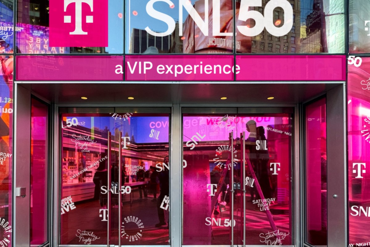 Oggi a Times Square va in scena un epico takeover del SNL