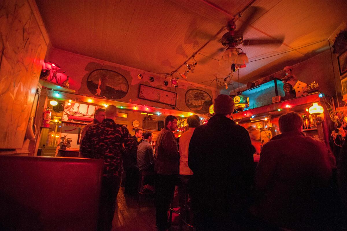 10 Best Dive Bars In NYC For Cheap Drinks & Good Times