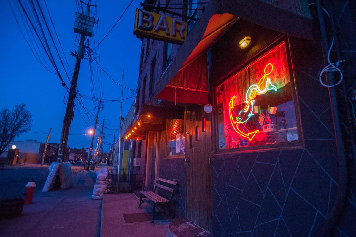 10 Best Dive Bars In NYC For Cheap Drinks & Good Times