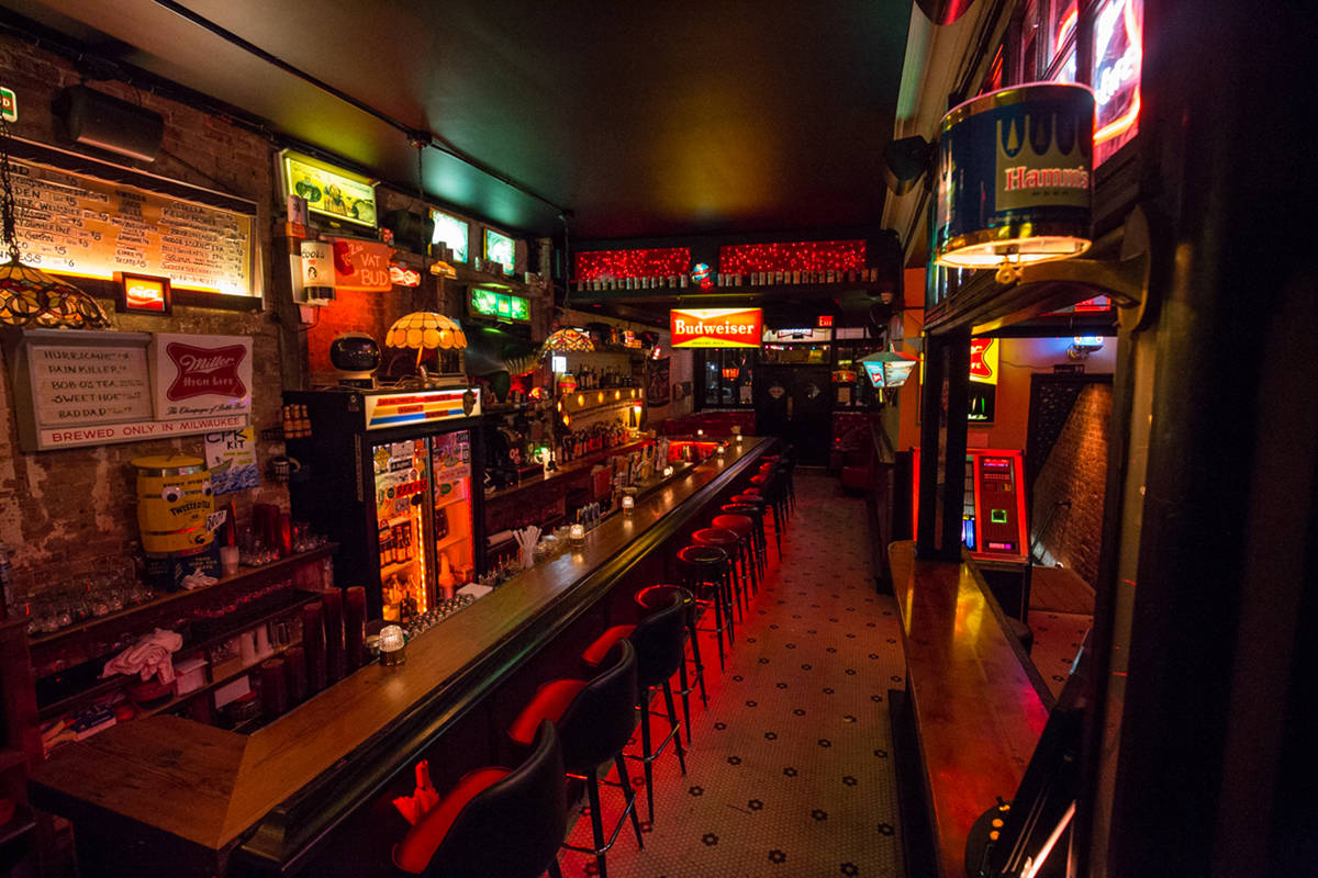 10 Best Dive Bars In NYC For Cheap Drinks & Good Times