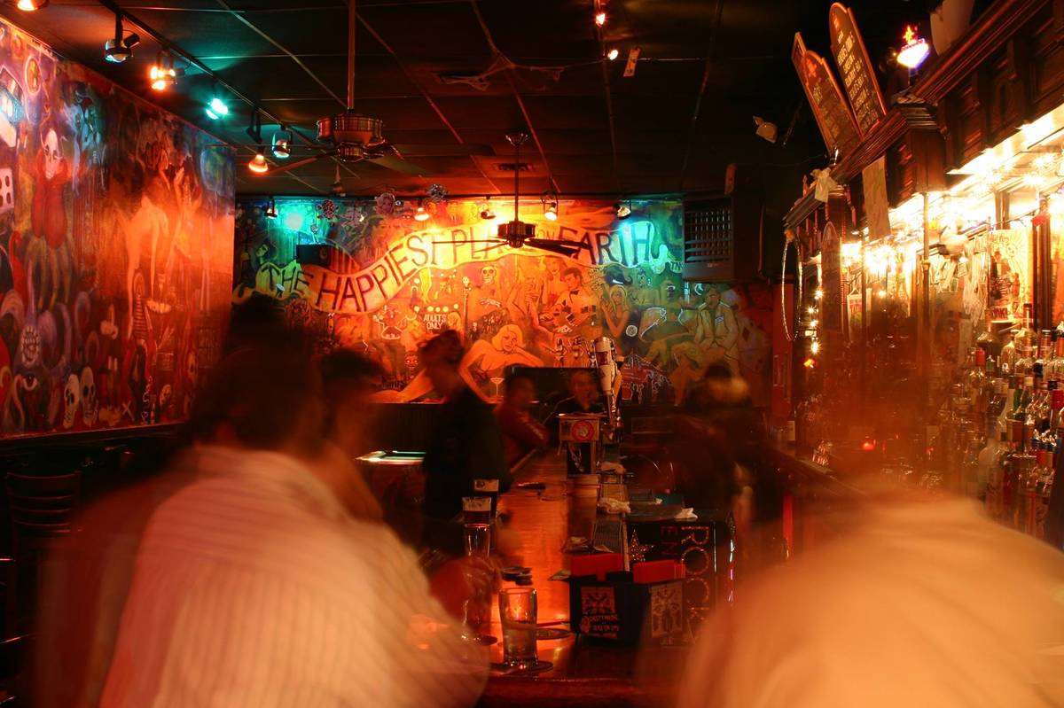 10 Best Dive Bars In NYC For Cheap Drinks & Good Times
