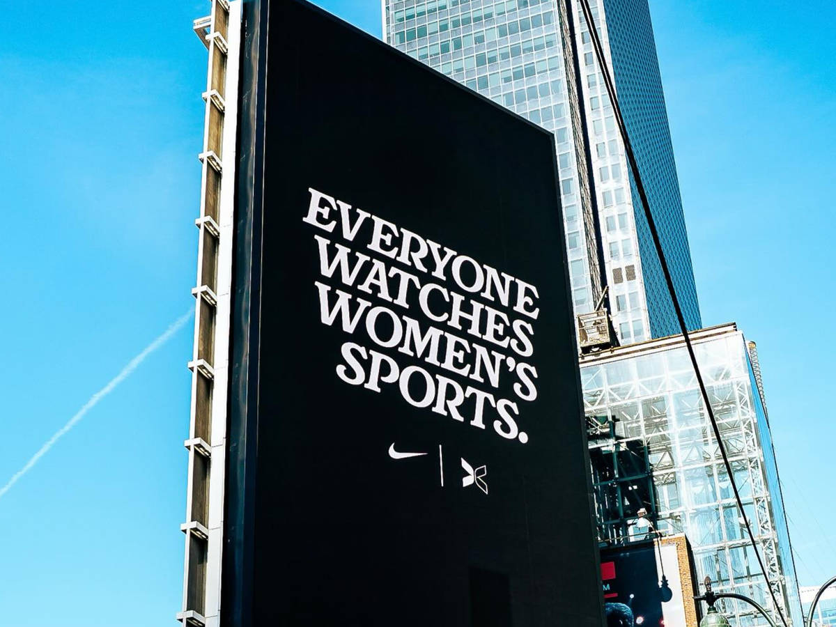 Alle beobachten den Sport der Frauen: NIKE, TOGETHXR in NYC