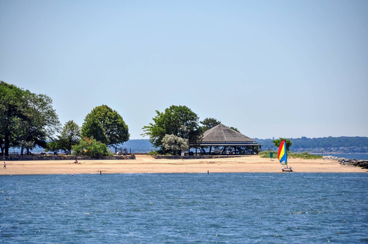 Esta praia isolada em uma ilha de Connecticut parece um refúgio ...