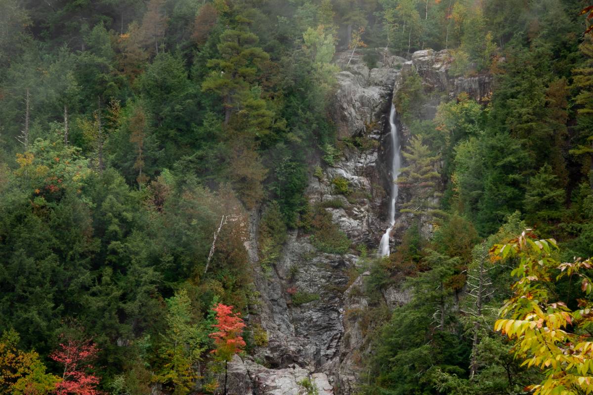 Uma das cachoeiras mais altas de Nova York está escondida perto de Lake ...