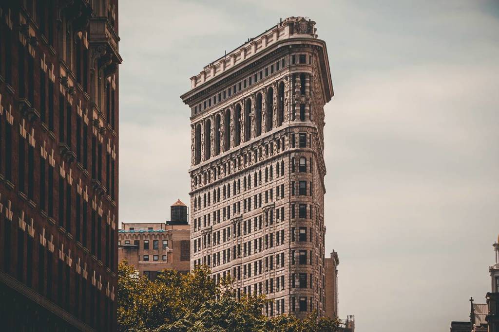 After 123 Years Of Darkness, Manhattan’s Iconic Flatiron Building Will ...