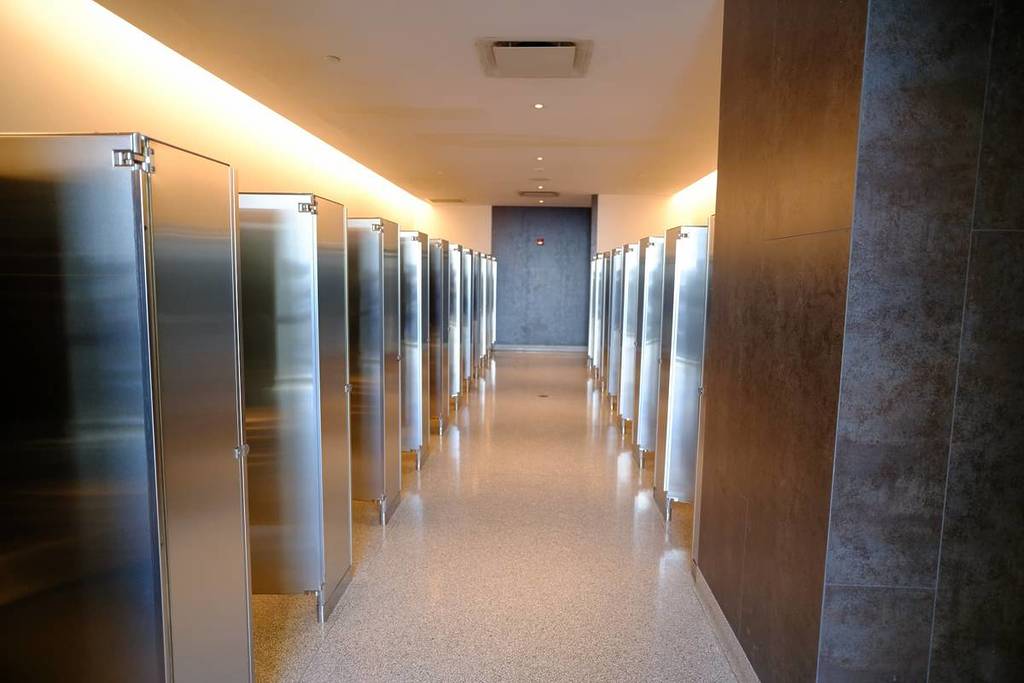 Uno de los mejores baños del país está escondido en la mejor sala de ...