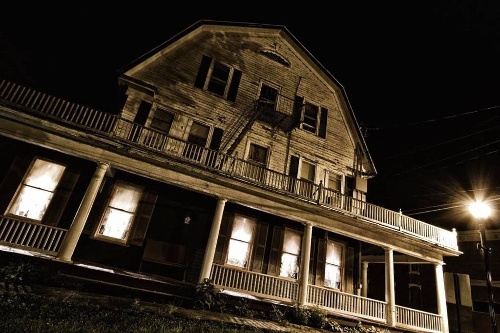 This Haunted 180-Year-Old Upstate NY Hotel Offers Overnight Ghost Hunts ...