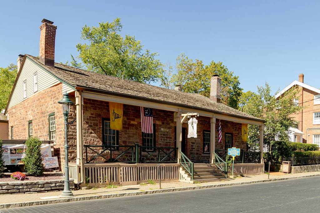 America’s Oldest Restaurant Is a 350-Year-Old Tavern Just 40 Minutes ...