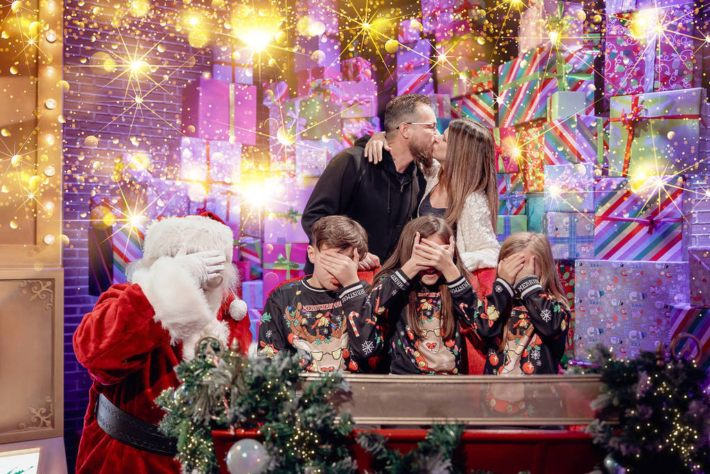 Hang Out With Santa At His Workshop For This Festive Photo Experience ...