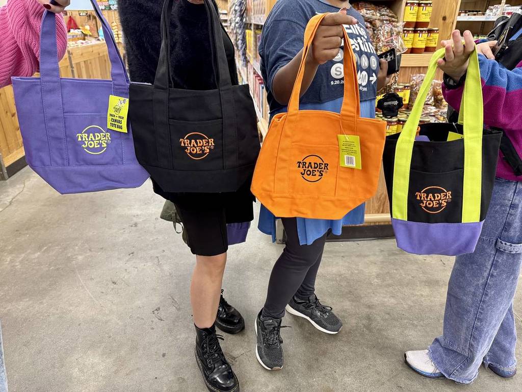 As Mini Totes de US$ 2,99 da Trader Joe's acabam de chegar às ...
