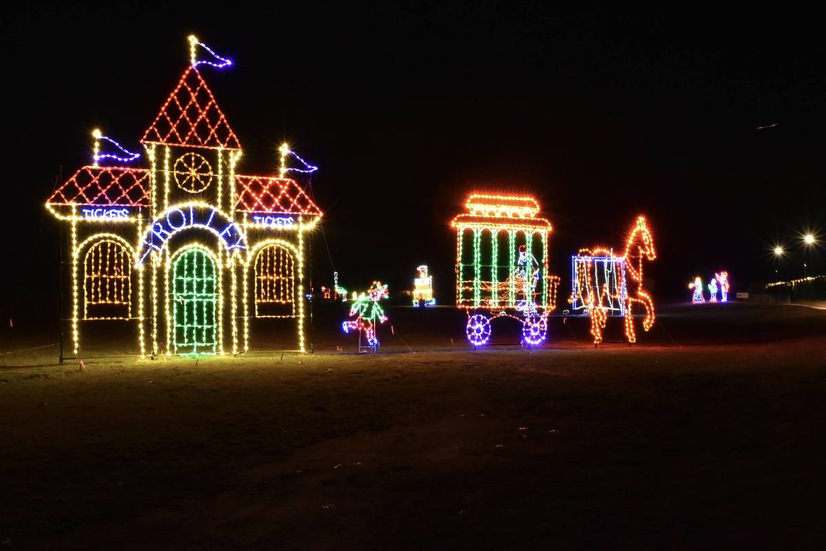 Last Chance! This Spectacular Drive-Thru Christmas Light Show Near ...