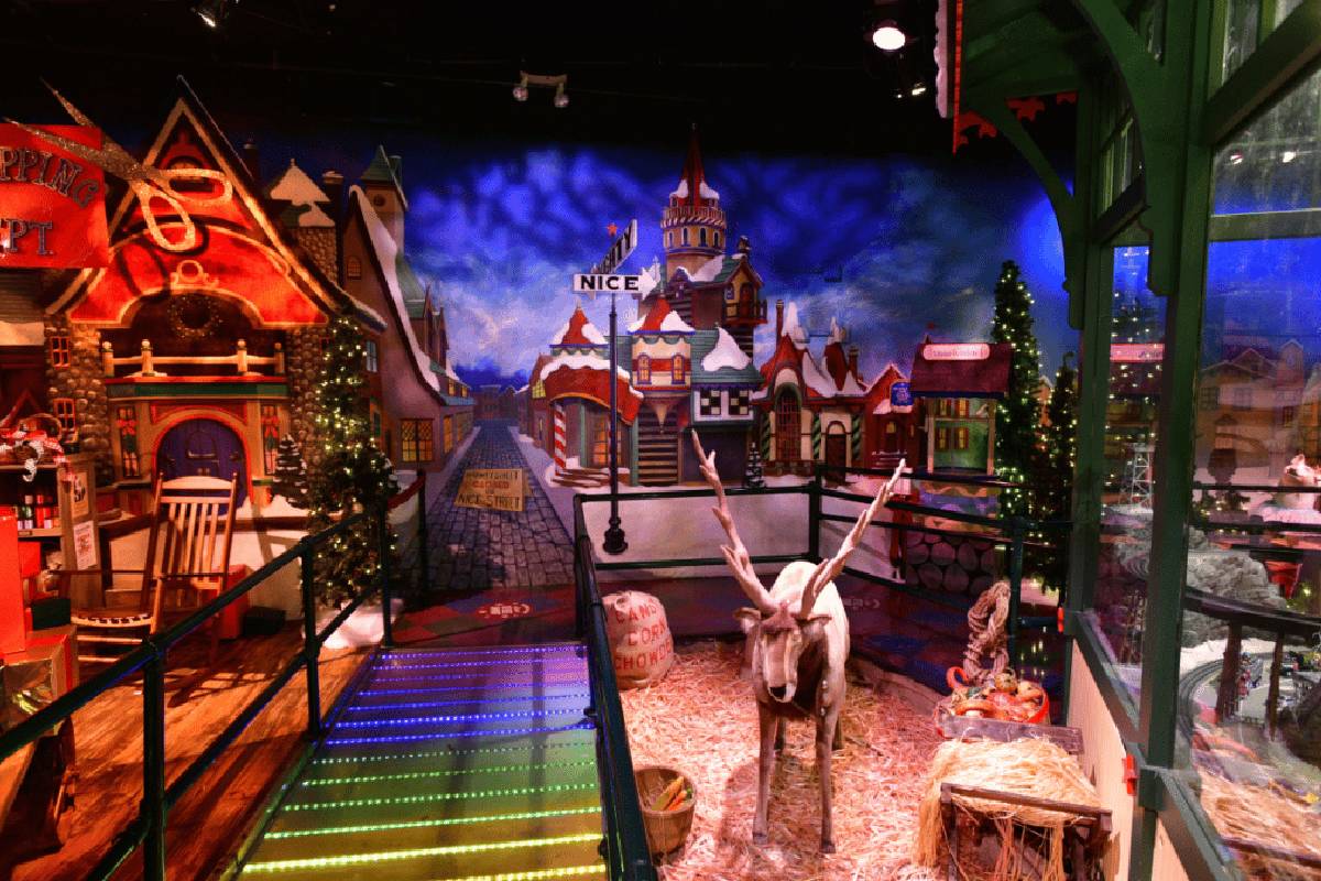Reservations For Macy's Free Santaland Drop Very Soon: Here's How To ...