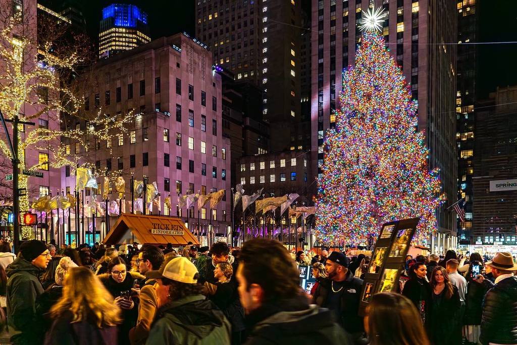 The Rockefeller Center Christmas Tree Star Has 3M Crystals