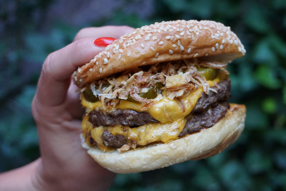 Questo premiato Smash Burger è uno dei migliori di New York: ecco come ...