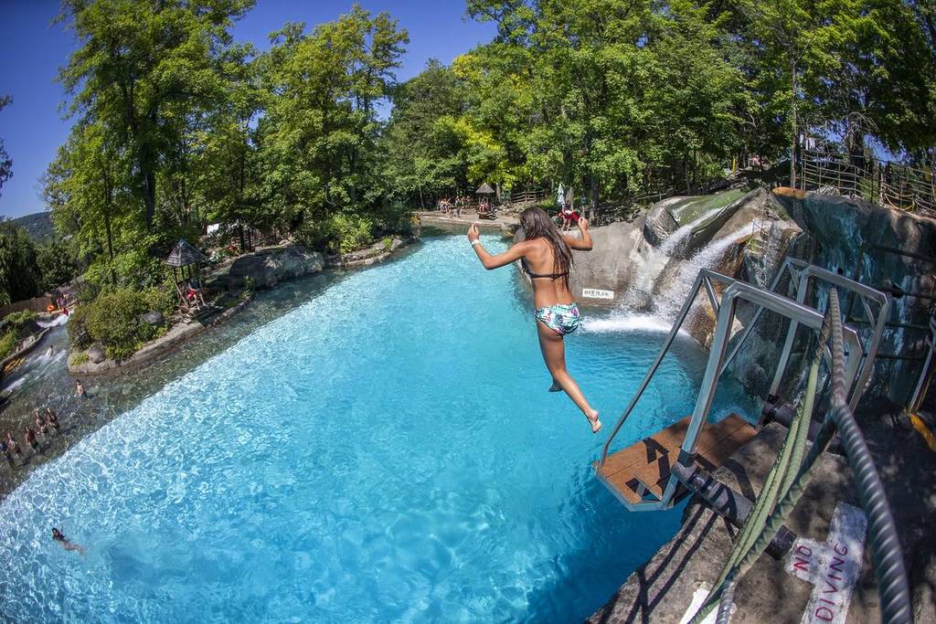 A solo una hora y media de Nueva York: el «parque acuático más singular ...