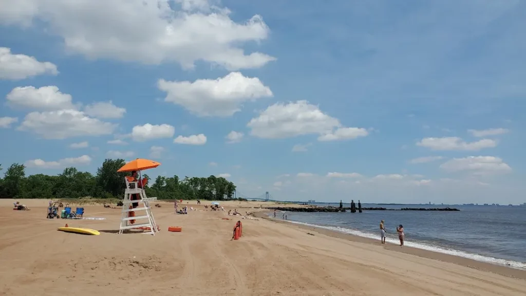 Tras 100 años como una comunidad privada de bungalós frente al mar, la ...